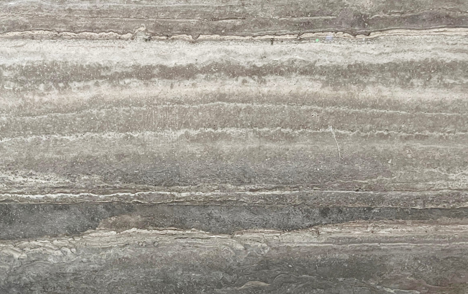 Travertine Light Silver – Garnet Stone